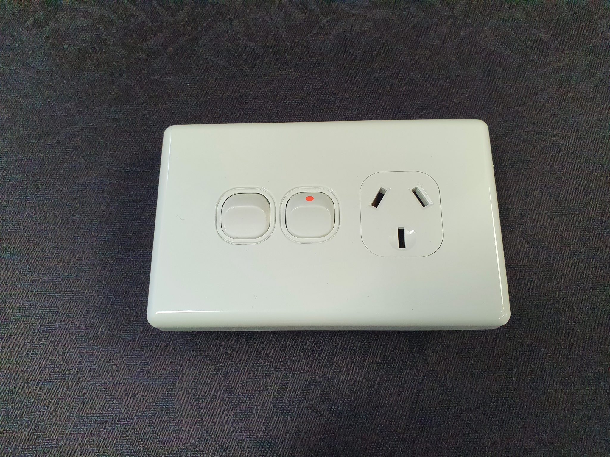 SINGLE POWERPOINT WITH EXTRA SWITCH 10AMP WHITE GEN3 - Uniquip Electrical