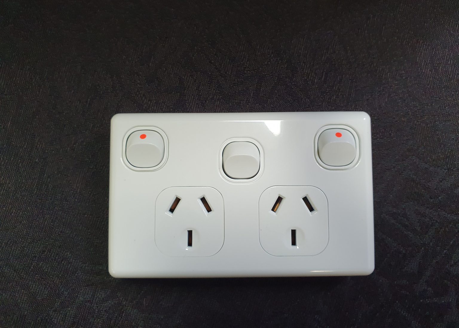 DOUBLE POWERPOINT 10AMP WITH EXTRA SWITCH WHITE GEN3 - Uniquip Electrical